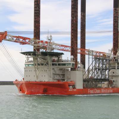 Le jack-up Brave Tern au Havre pour charger les premières éoliennes du ...