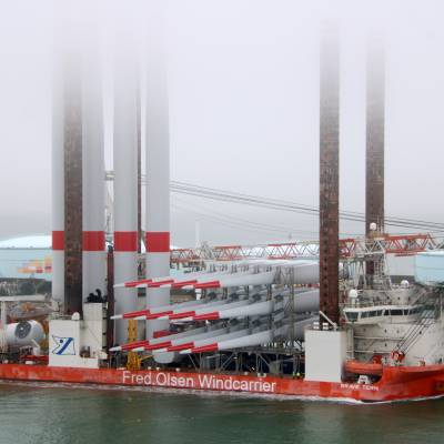Le Brave Tern quitte Le Havre avec les premières éoliennes du parc de ...