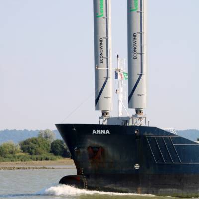 Le caboteur Anna de passage sur la Seine avec ses VentoFoils eConowind | Mer et Marine