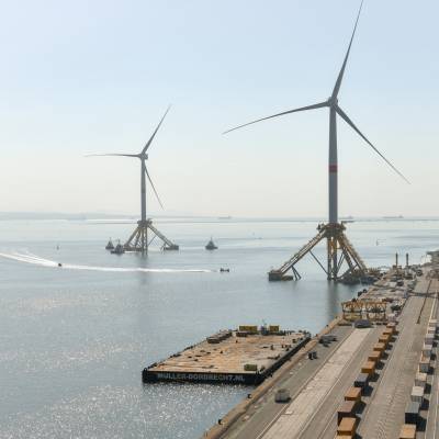 Provence Grand Large : les deux premières éoliennes montées à Fos | Mer ...