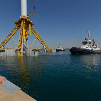 Provence Grand Large: la première éolienne flottante a quitté Fos pour ...