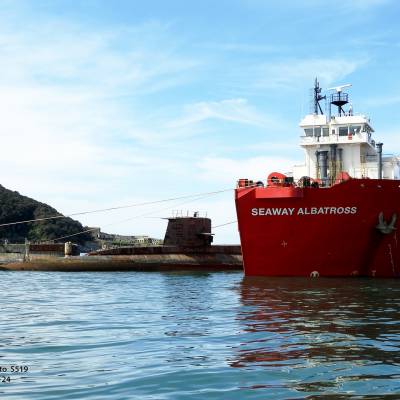Le Seaway Albatross convoie trois anciens sous-marins italiens vers la ...
