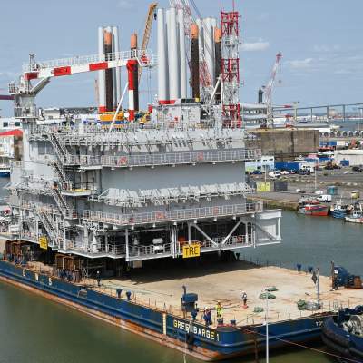 Le topside de la sous-station du parc éolien de Dieppe - Le Tréport est ...